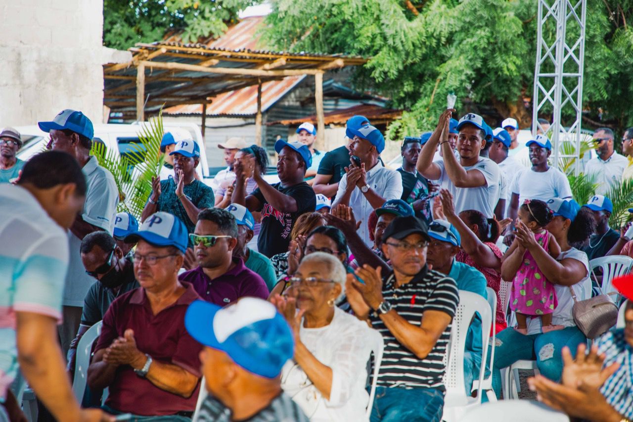 Paliza y Carolina juramentan cientos de dirigentes en Pedernales ...